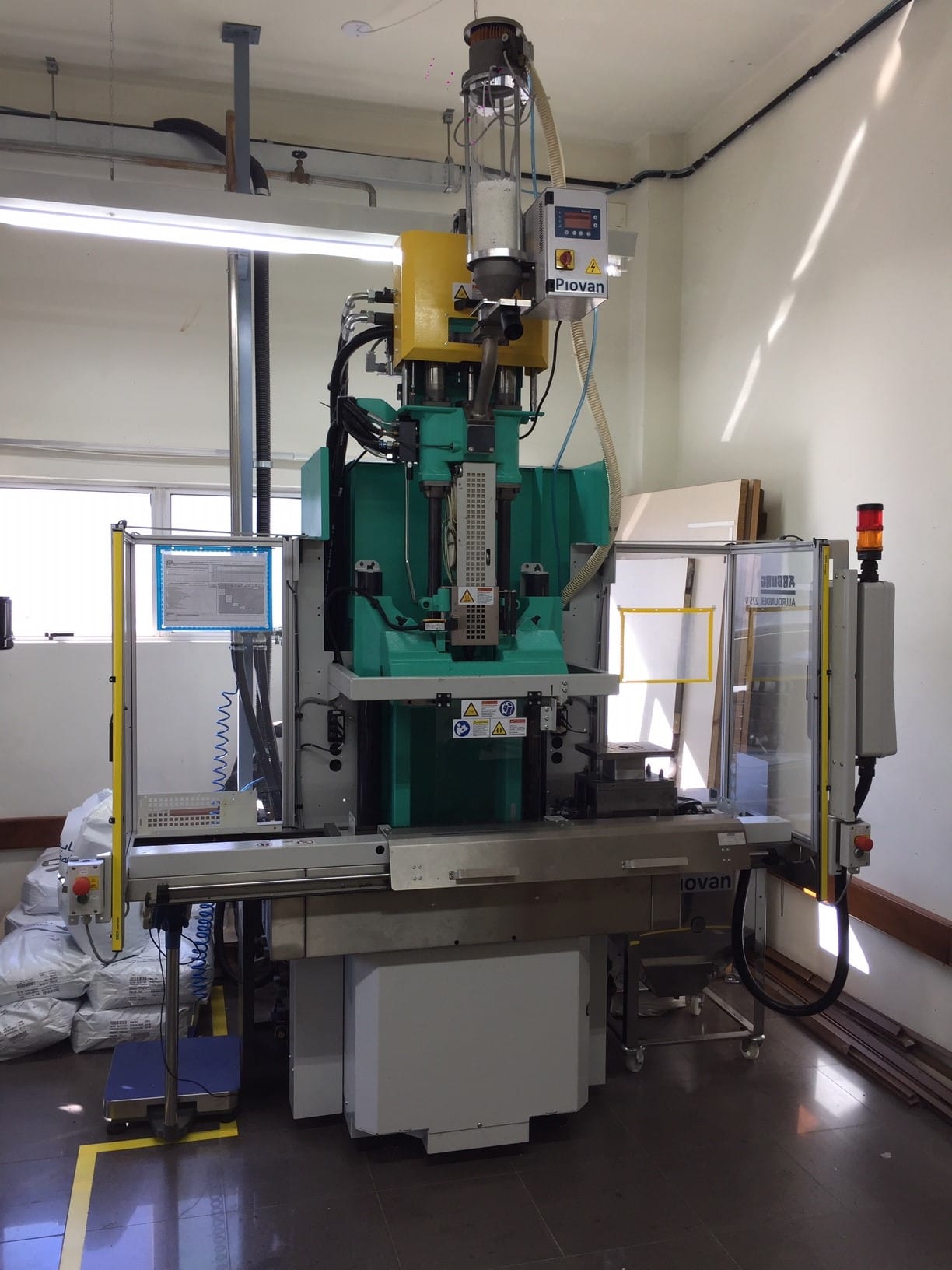 Injetora vertical ARBURG modelo ALLROUNDER 275V 250-70